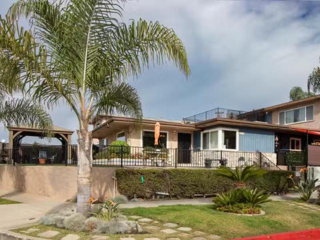 Beachtown Bella 244 S Horne St