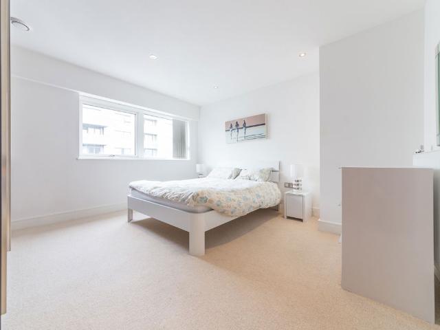 Beacon Point, Greenwich SE10, 2 bed flat to rent, £2,600 pcm | PrimeLocation