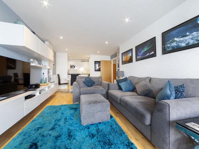 Beacon Point, London SE10 2 bed flat to rent £2,700 pcm £623 pw
