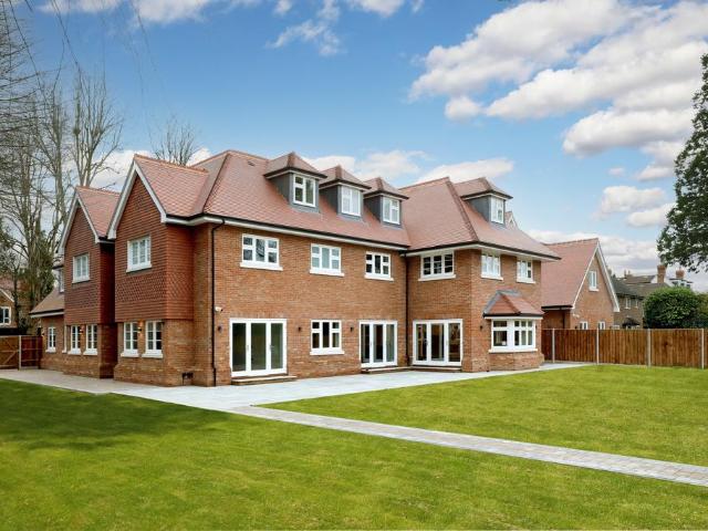 Beaconsfield HP9 7 bed detached house to rent £17,500 pcm £4,038 pw