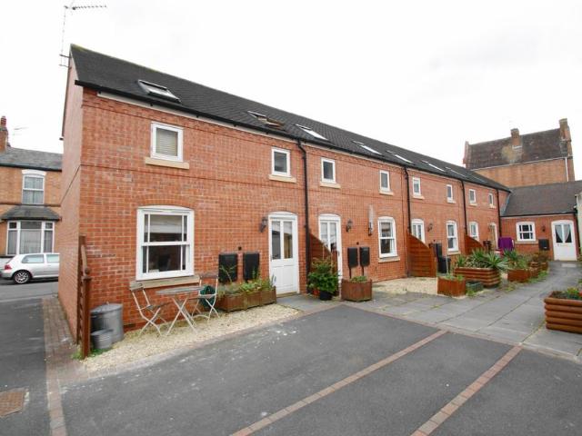 Beaconsfield Street West, Leamington. 2 bed end of terrace house to rent £1,195 pcm £276 pw