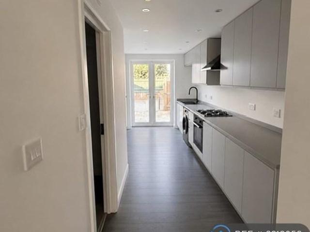 Beaconsfield Place, Epsom, KT17 2 bed terraced house to rent £2,450 pcm £565 pw