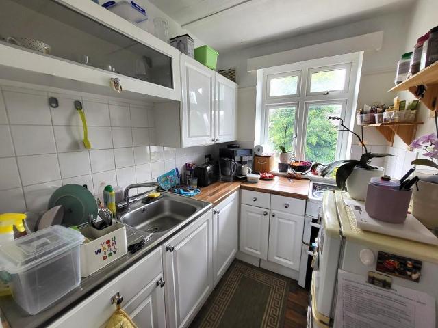 Beaconsfield Road, Ealing 2 bed flat to rent £1,800 pcm £415 pw