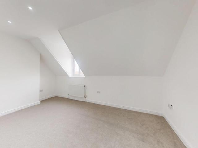 Beaconsfield Road, London, N11 2 bed flat to rent £1,800 pcm £415 pw