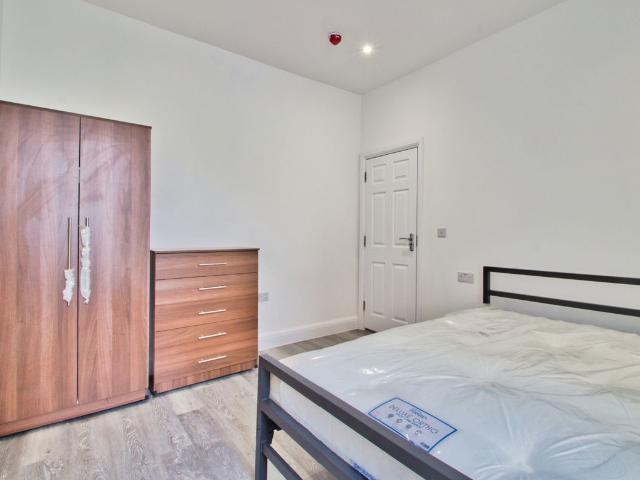 Beaconsfield Road NW10, Room to rent, £975 pcm | PrimeLocation