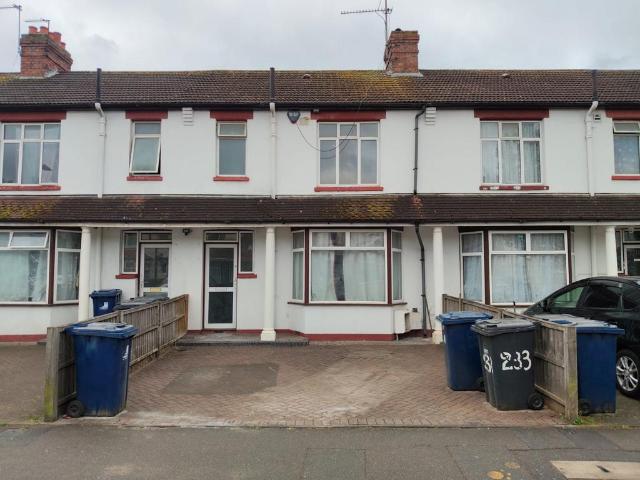 Beaconsfield Road, Southall UB1 3 bed terraced house to rent £2,600 pcm £600 pw