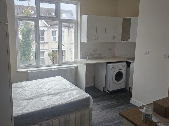 Beaconsfield Road, Southall UB1, 2 bed flat to rent, £1,750 pcm | PrimeLocation
