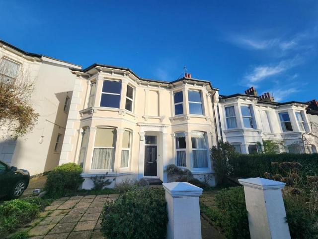 Beaconsfield Villas, Brighton BN1 2 bed flat to rent £1,750 pcm £404 pw