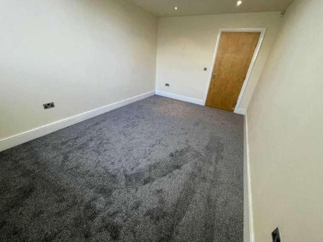 Beal Lane, Shaw, OL2