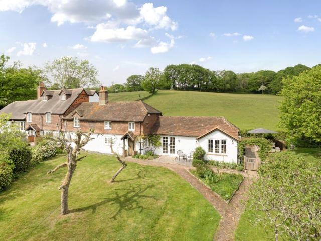 Bealeswood Lane, Dockenfield 4 bed semi detached house to rent £4,500 pcm £1,038 pw