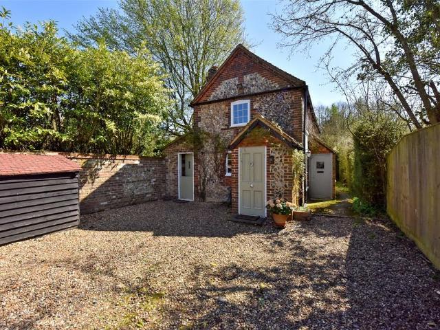 Beamond End, Amersham. 2 bed detached house to rent £2,750 pcm £635 pw