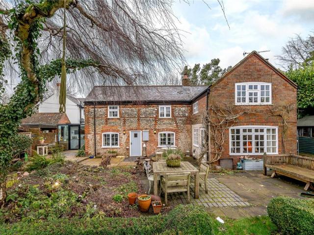 Beamond End, Amersham. 3 bed detached house to rent £3,250 pcm £750 pw
