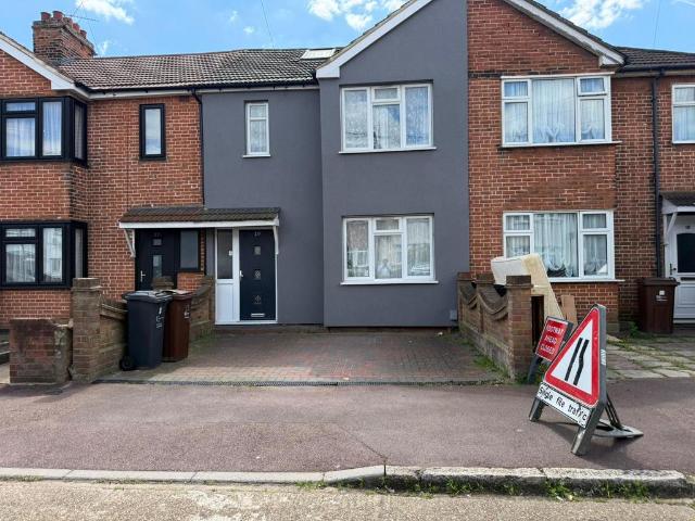 Beamway, Dagenham RM10 3 bed house to rent £2,100 pcm £485 pw