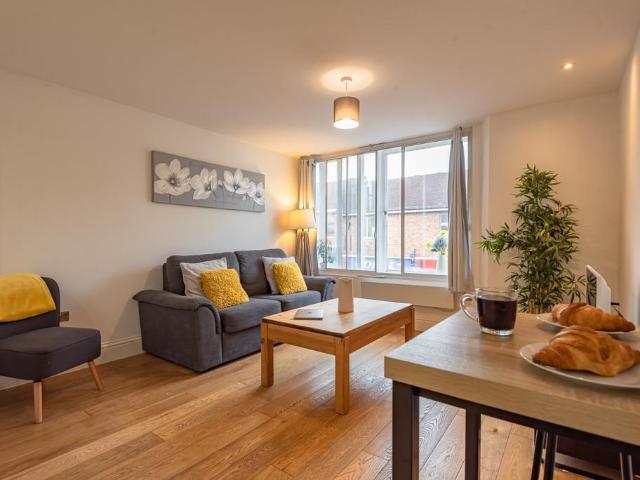 Bear Lane Newbury RG14 2 bed flat to rent £2,700 pcm £623 pw