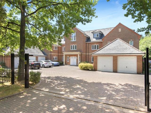 Bearsden Court, Charters Road, Ascot. 2 bed apartment to rent £2,100 pcm £485 pw