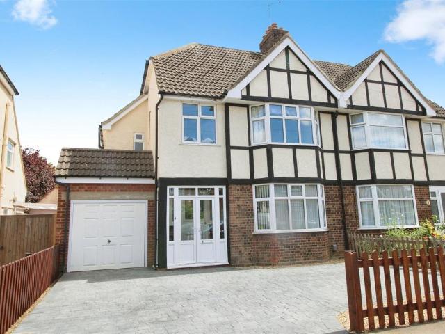Bearton Avenue, Hitchin SG5 4 bed house to rent £2,800 pcm £646 pw