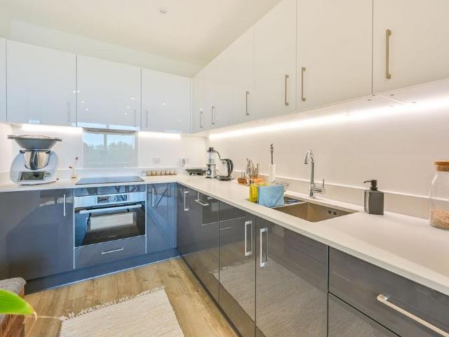 Beck Square, Leyton, Leyton, London, E10 1 bed flat to rent £1,975 pcm £456 pw