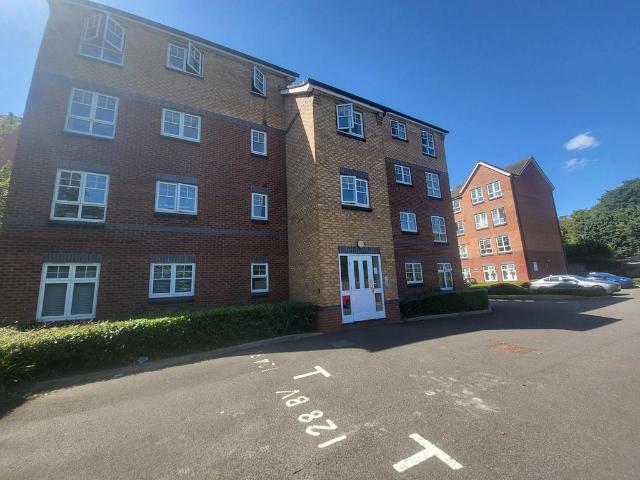 Beckets View, Town Centre. 2 bed flat to rent £1,050 pcm £242 pw