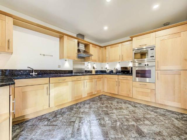 Beckford Close, Kensington, London, W14 2 bed flat to rent £3,445 pcm £795 pw