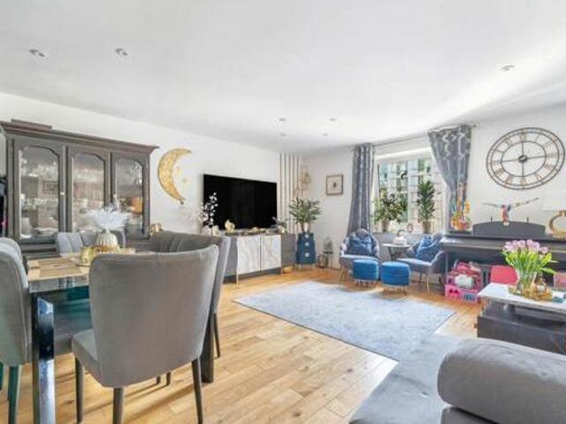 Beckford Close, Kensington, 3 Bedroom Apartment