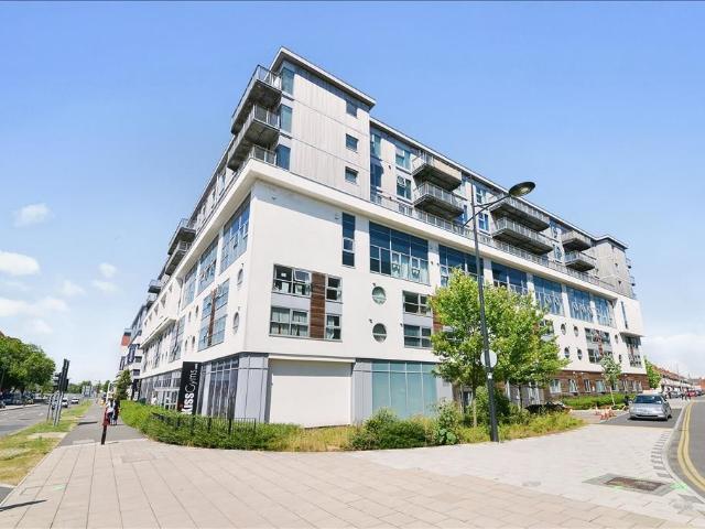 Beckhampton Street, Swindon SN1, 2 bed flat to rent, £1,300 pcm | PrimeLocation