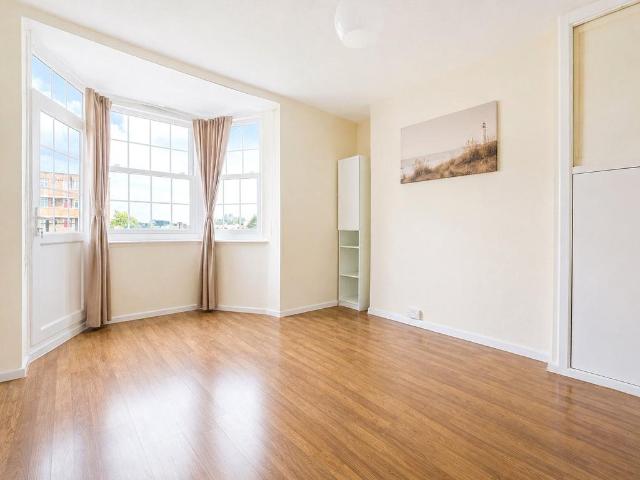 Becklow Gardens, London, W12 1 bed flat to rent £1,700 pcm £392 pw
