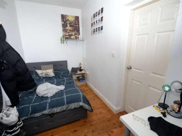 Bed Edgeworth Drive, Fallowfield, Manchester, M14