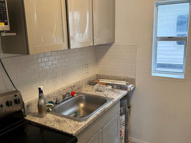 Bed in shared room — 600/mo — downtown WPB
