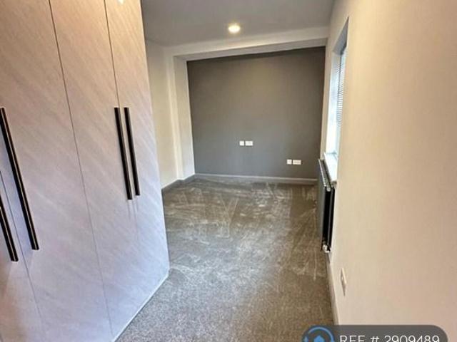 Beddington Gardens, Wallington, SM6 2 bed flat to rent £1,650 pcm £381 pw