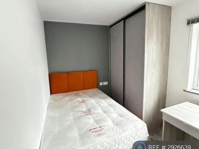 Beddington Gardens, Wallington, SM6 4 bed flat to rent £2,500 pcm £577 pw