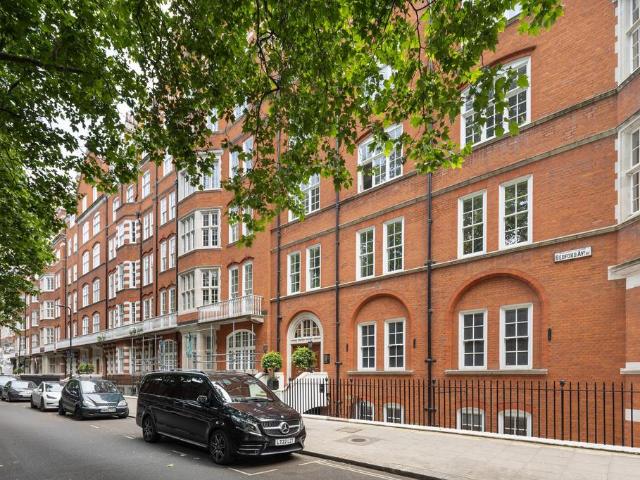 Bedford Avenue, London WC1B 3 bed flat to rent £6,000 pcm £1,385 pw