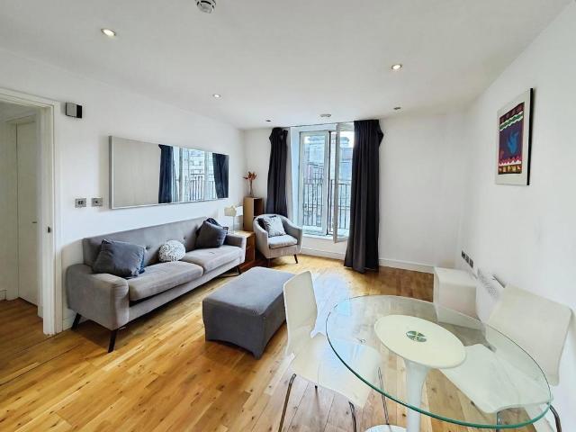 Bedford Chambers, Bedford Street. 2 bed flat to rent £1,295 pcm £299 pw