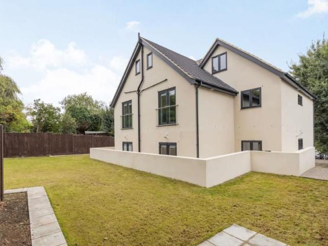 Bedford Court, Chorleywood WD3, 2 bed flat to rent, £2,200 pcm | PrimeLocation