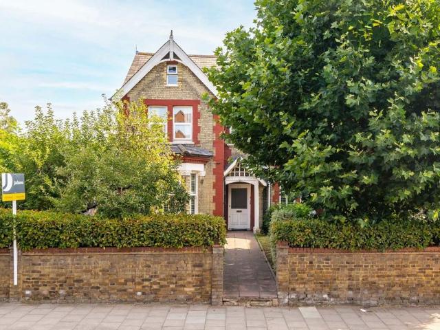 Bedford Hill, London SW12 1 bed flat to rent £1,900 pcm £438 pw