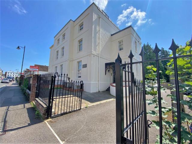 Bedford Place 2 bed flat to rent £1,345 pcm £310 pw