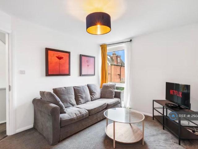 Bedford Road, Horsham, RH13 5 bed terraced house to rent £4,000 pcm £923 pw