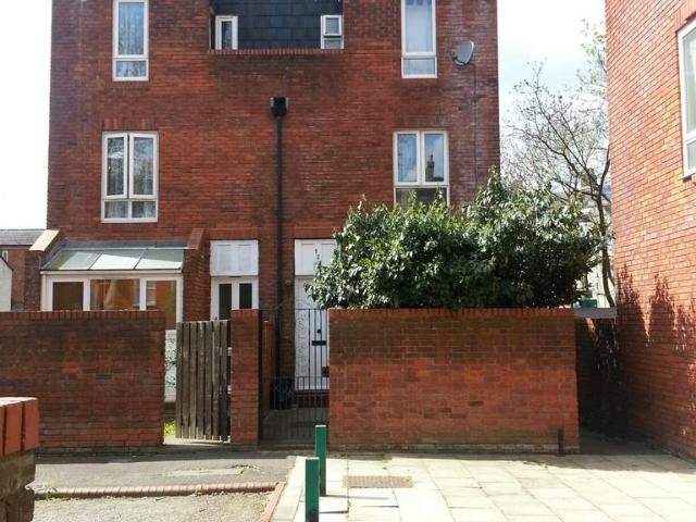 Bedford Road, London SW4 4 bed townhouse to rent £3,900 pcm £900 pw