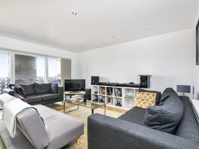 Bedford Road, London, SW4 2 bed flat to rent £3,000 pcm £692 pw