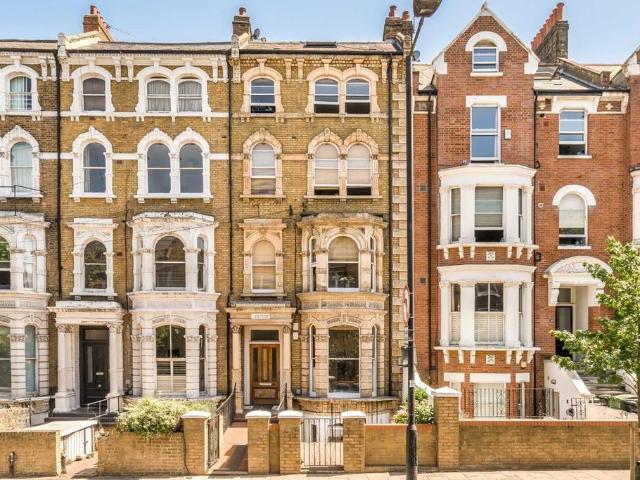 Bedford Road, London SW4 2 bed flat to rent £2,700 pcm £623 pw