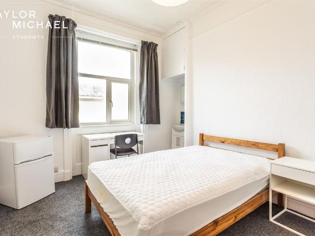 Bedford Square, Brighton BN1, Room to rent, £750 pcm | PrimeLocation