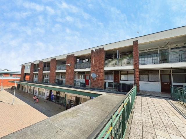 Bedford Square, Dunstable LU5 2 bed flat to rent £1,000 pcm £231 pw