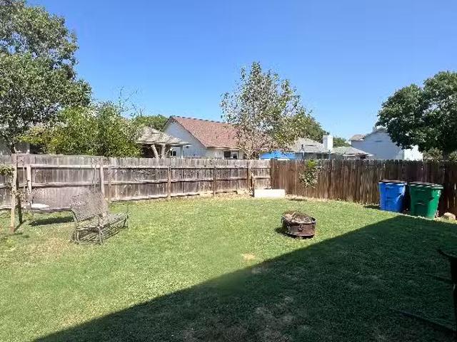 Bedroom Available for Rent 3702 Pevetoe St