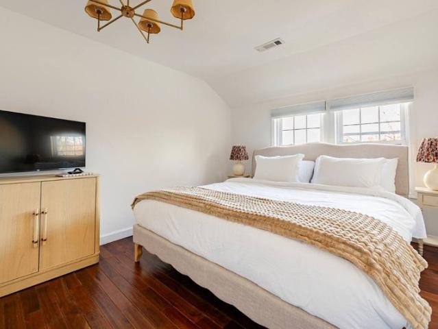 Bedroom and bathroom for rent Includes utilities !