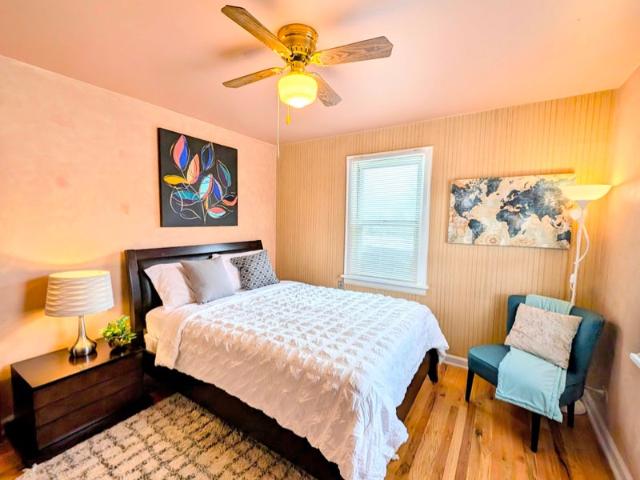 Bedroom #furnished shared living 0.4 mi from Regis
