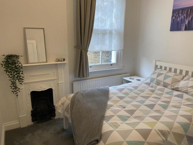 Bedroom for part time lodger in spacious W4 flat