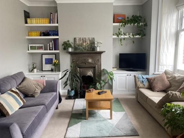 Bedroom for part time lodger in spacious W4 flat