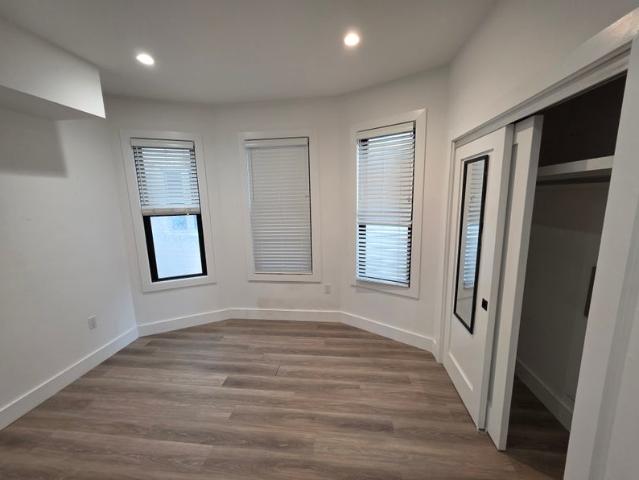 Bedroom for rent close to red line