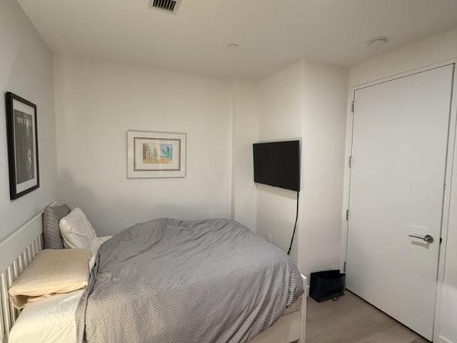 Bedroom for Rent in Heart of Financial District