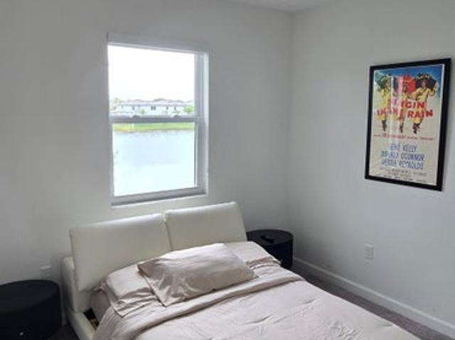Bedroom for rent with a lakeside view