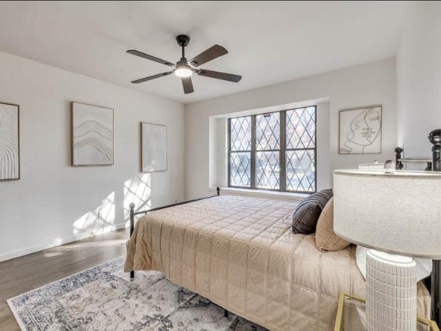 Bedroom for rent with built in vanitydesk